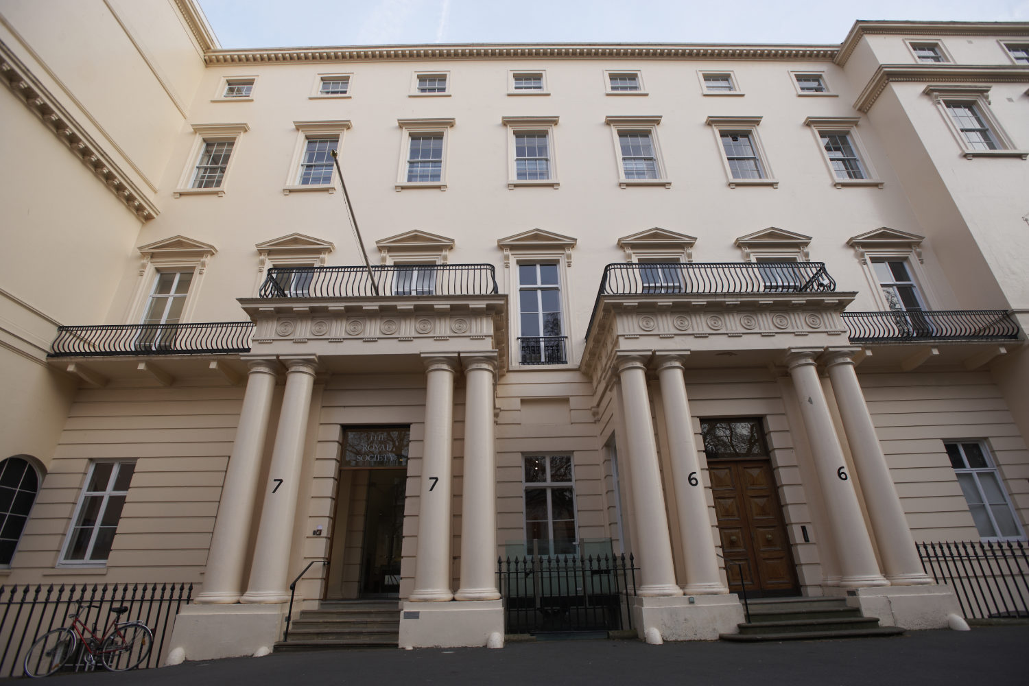 Royal Society presionada para expulsar a Elon Musk - Dialektika